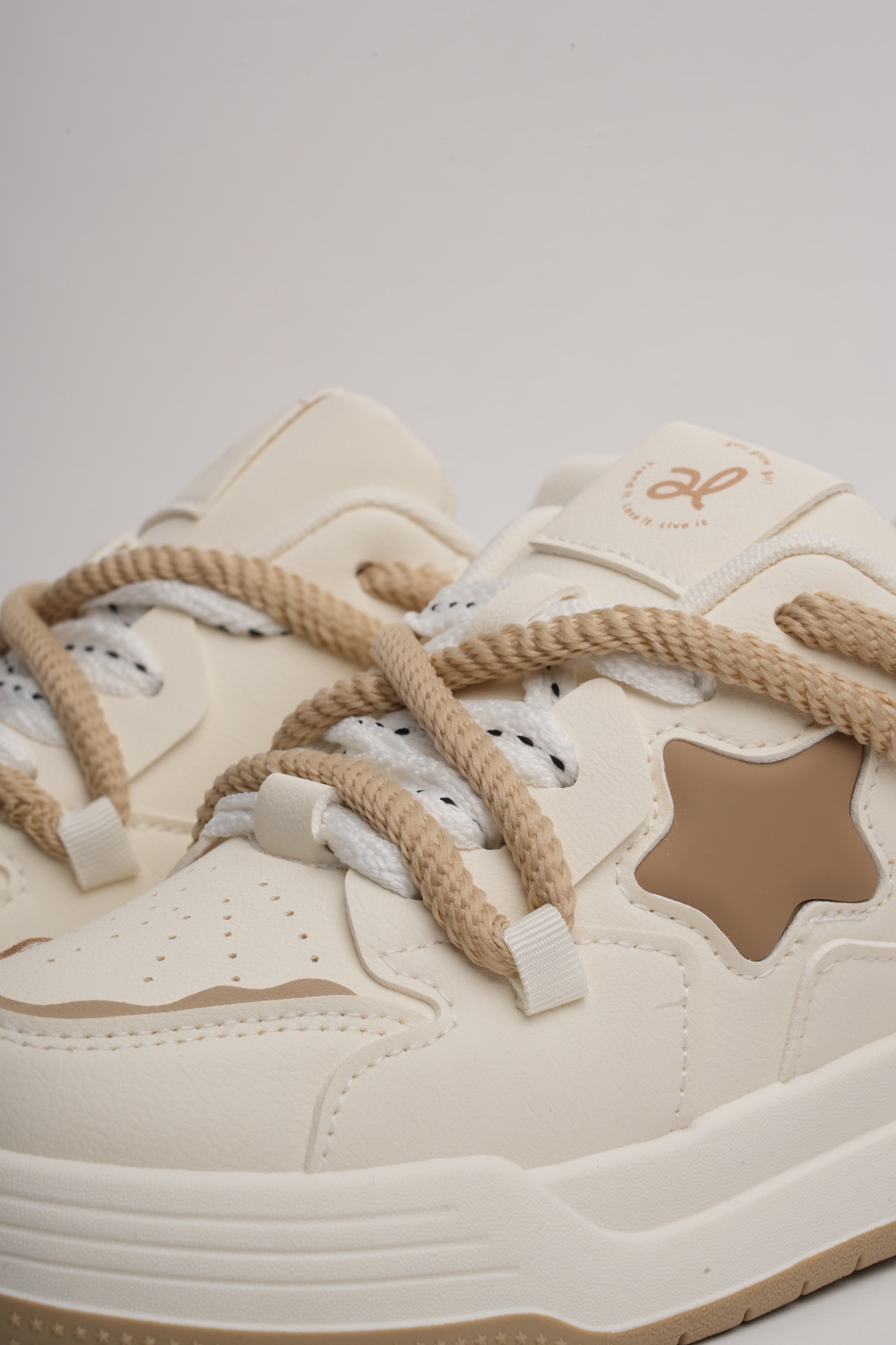 Tenis crema con café diseño estrella – Adrenalina