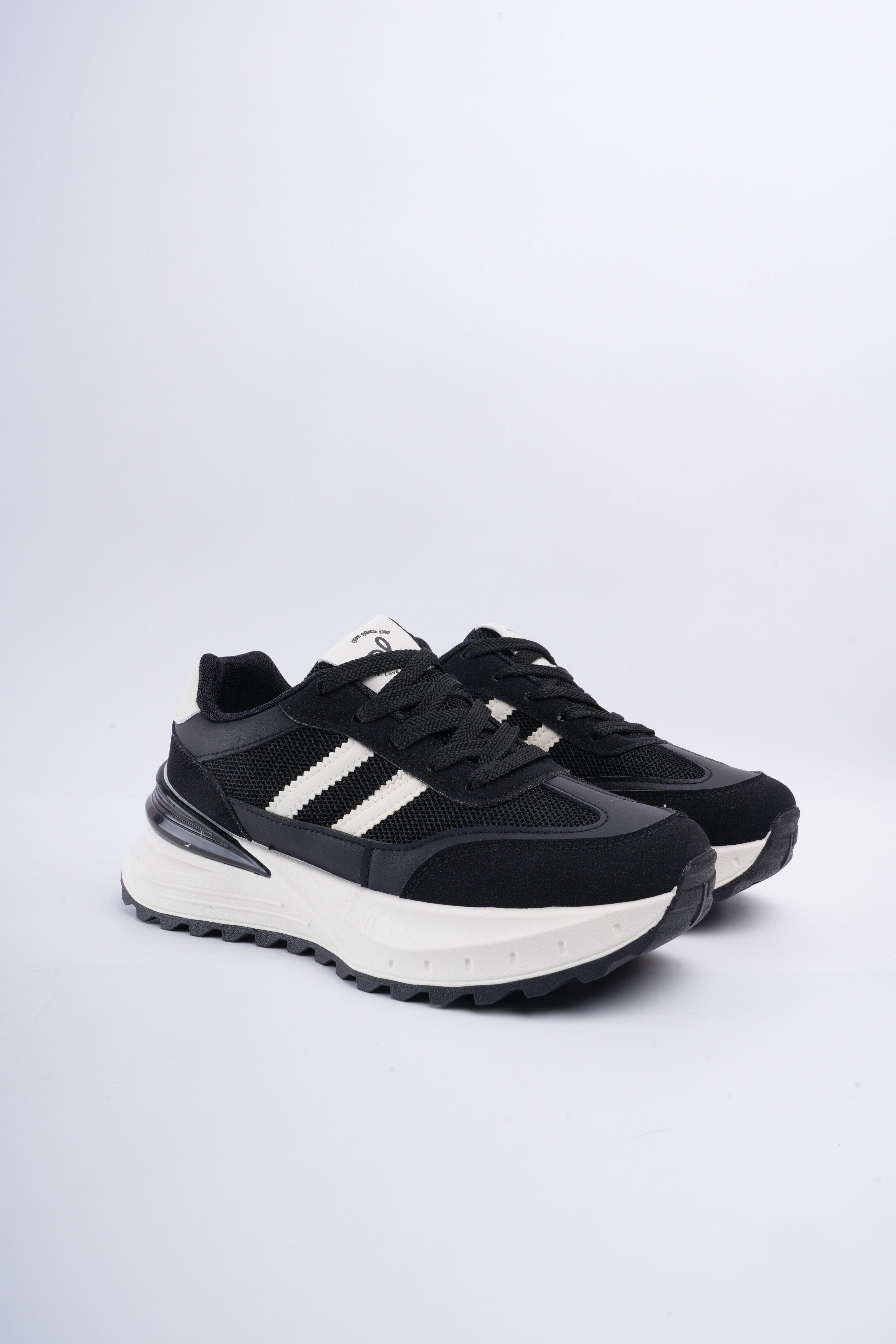 Tenis deportivos negros con blanco – Adrenalina
