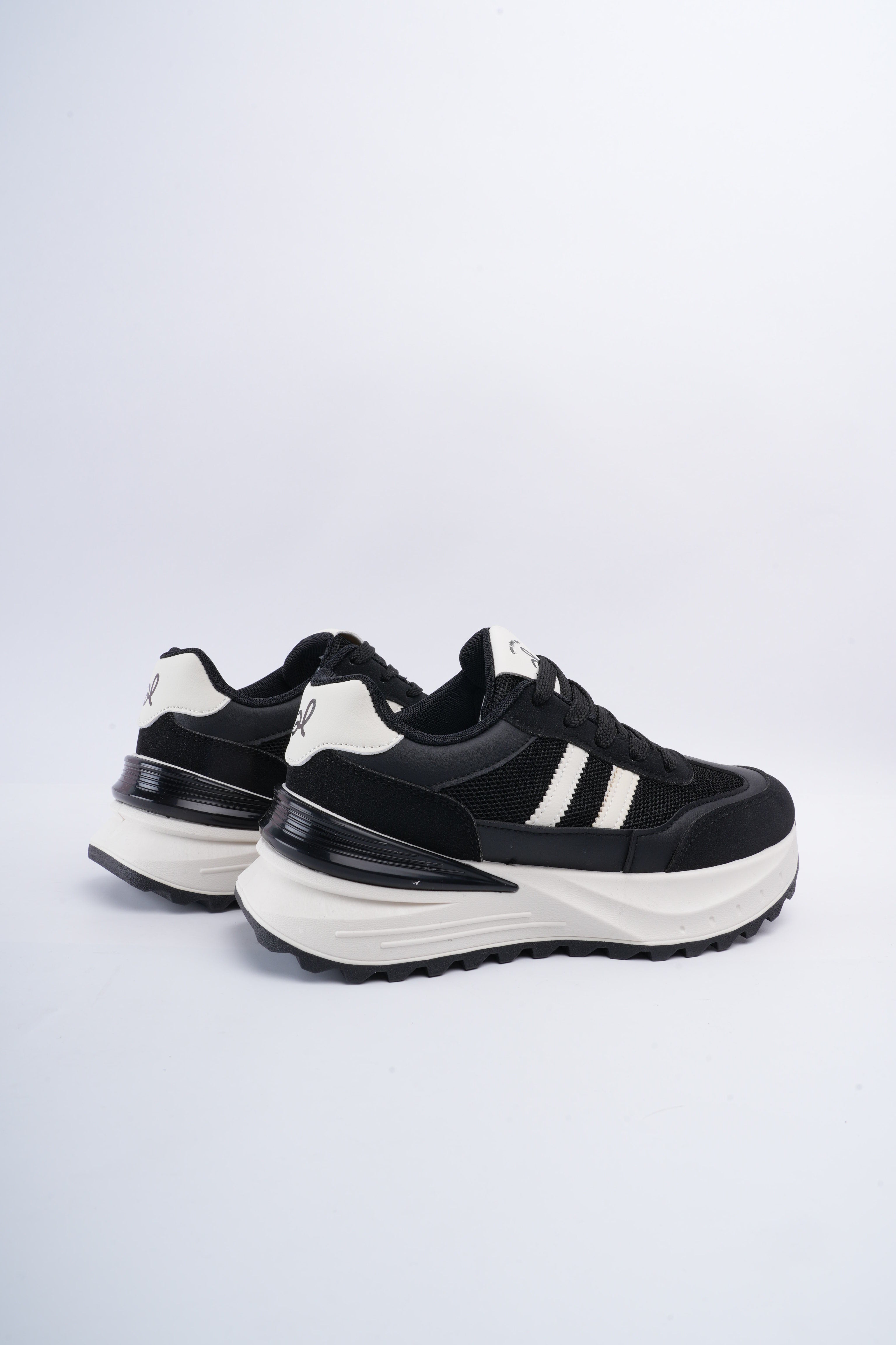 Tenis deportivos negros con blanco – Adrenalina