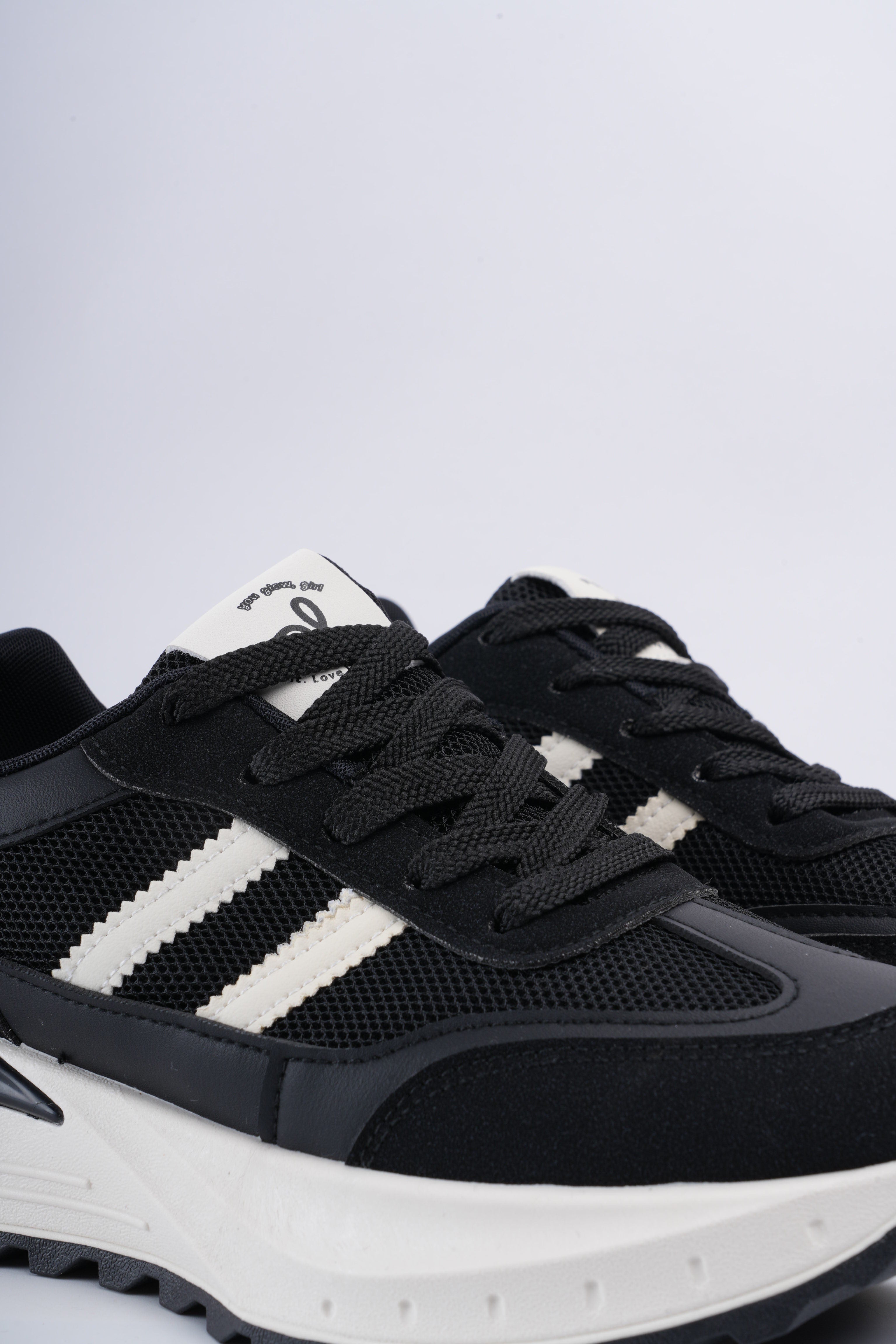 Tenis deportivos negros con blanco – Adrenalina